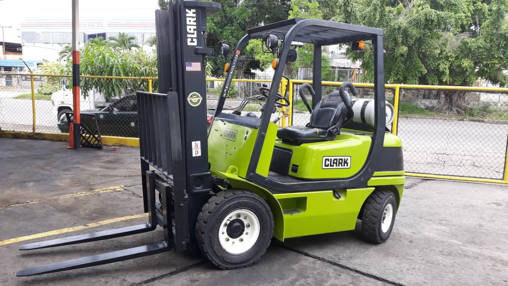 Montacargas CLARK de 2.5 Toneladas | Grumaeca